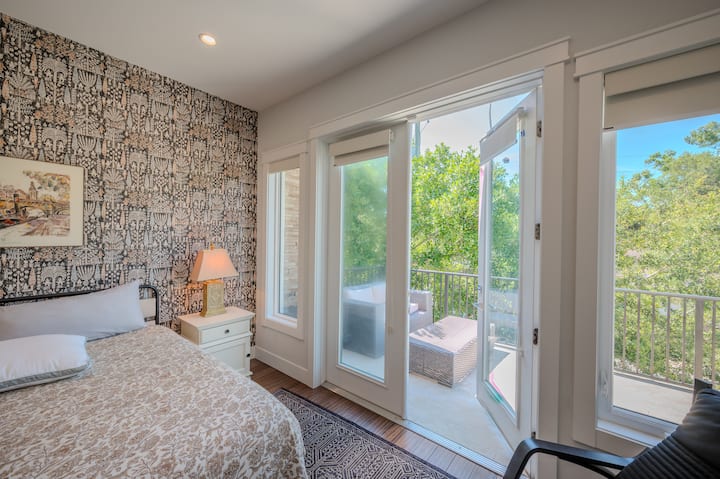 Downtown Sarasota Home W/ Yard + Firepit - Sarasota, FL