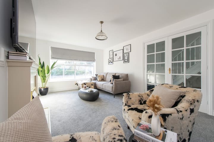 Modern 5br * Game Room * Free Parking * Sleeps 10 - Dagenham