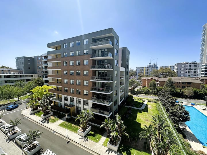 Premium Home Convenience & Open View With Pool&gym - Sydney