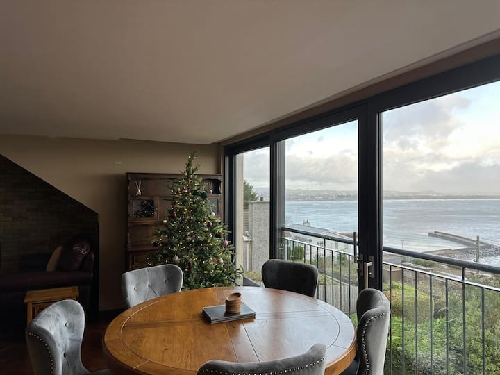 Teach Cois Farraige / House By The Sea - Newcastle