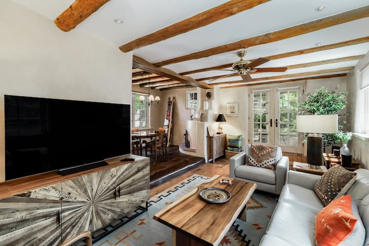 Mariposa Haven: Adobe W/kiva Fireplace Near Canyon - Santa Fe, NM