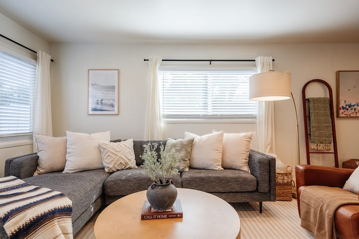 Bright & Comfy ~ 5* Location ~ Backyard ~ Parking! - Point Loma - San Diego