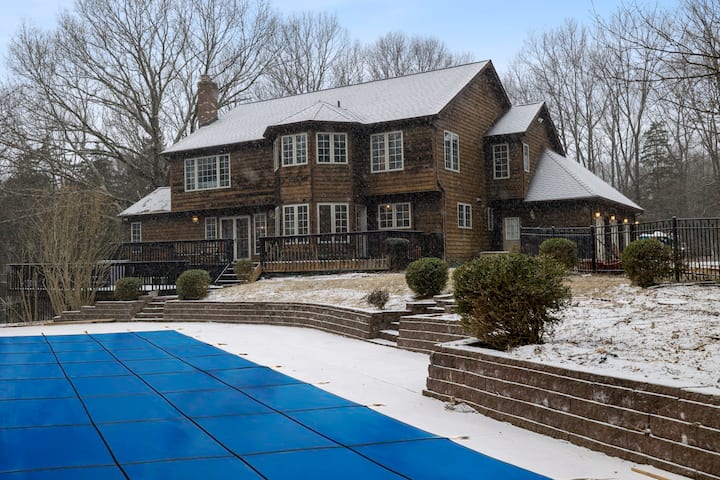 Secluded 9br Getaway W/ Pool, Hot Tub & Huge Deck - Monroe, NY