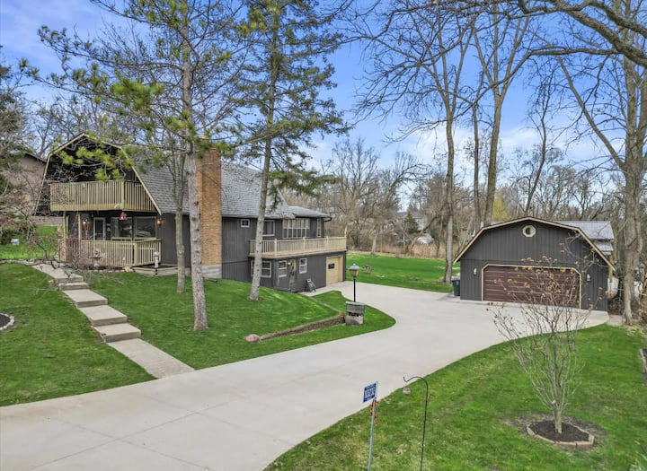 Lake Geneva Getaway•game Room•theater•sleeps 12 - Lake Geneva, WI