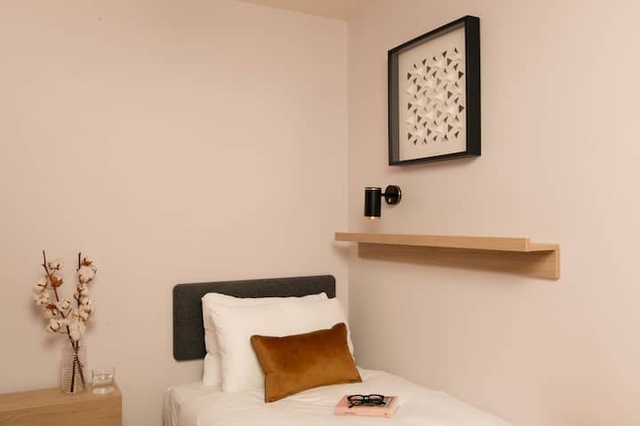 Single Room (Lower Ground) In Holland Park Area - Earl's Court