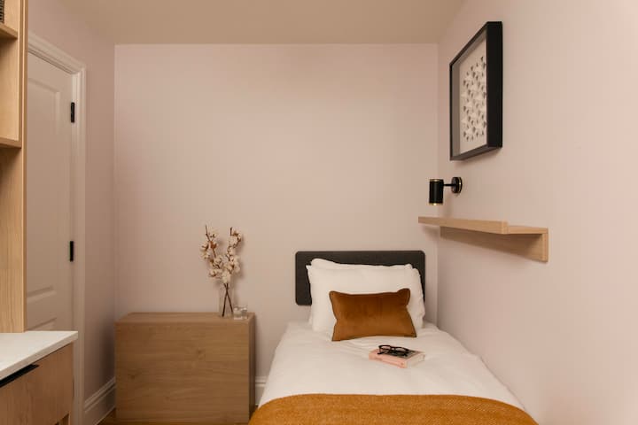 Single Room (Lower Ground) In Holland Park - London