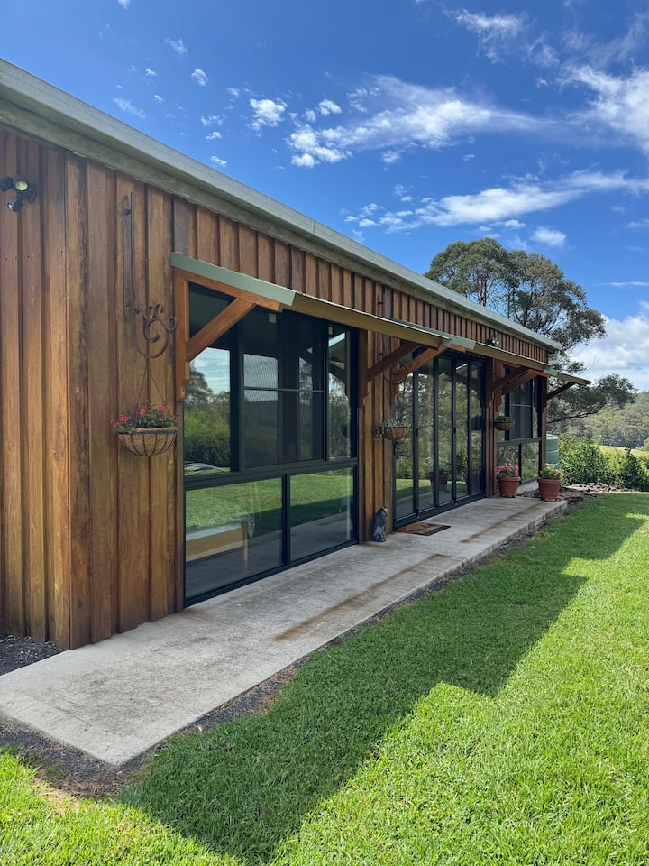Swallows Nest Barn Studio - New England National Park