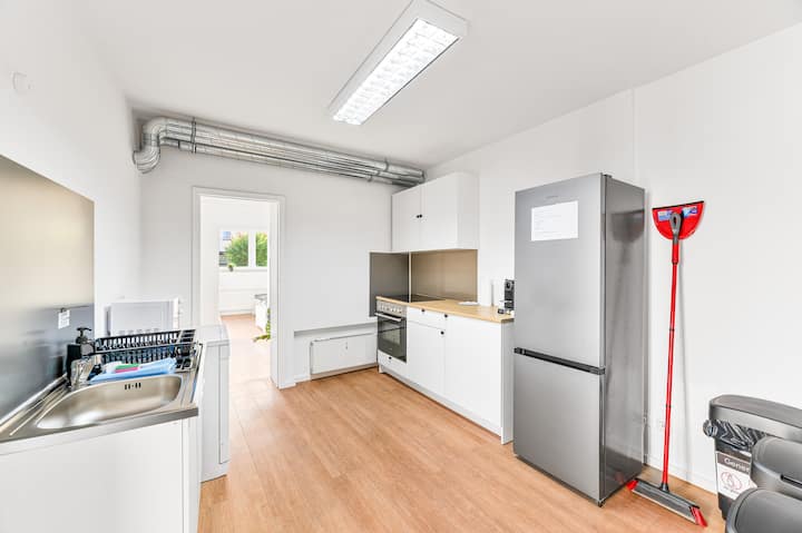 4 Bedrooms | Single Beds | Parking | Kitchen - Uhingen