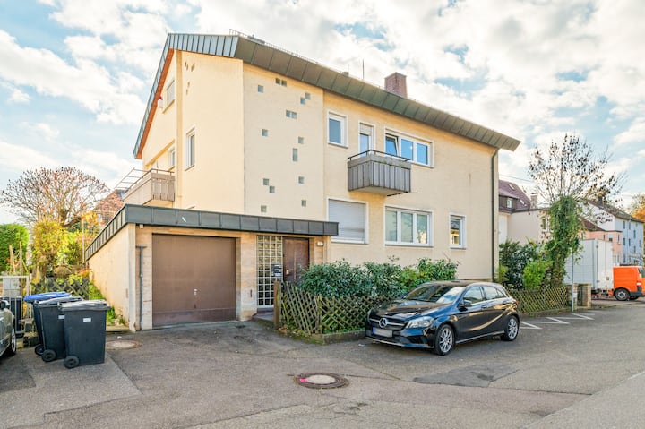 4 Bedrooms | Single Beds | Parking | Kitchen - Uhingen