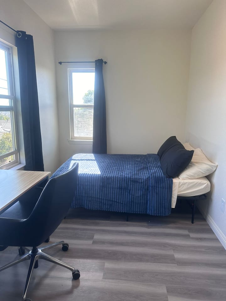Remodeled Bedroom In Co 7-e - Los Angeles, CA
