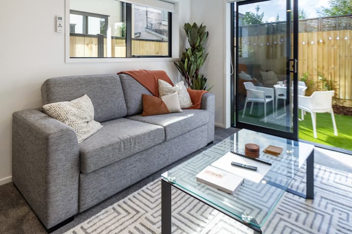 Discover Central City: 4 Bed Retreat With Carpark - Christchurch
