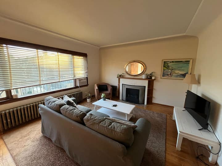 Cozy Writer's Suite (1940s, One Bedroom In Kits) - Vancouver