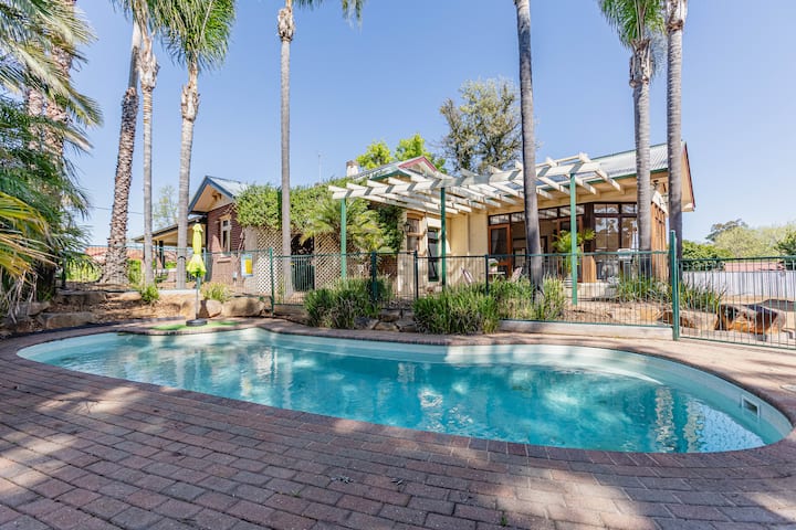 Mcgregor-grand Home With Resort Pool
Luxury Beds - 더보