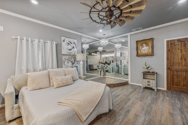 Cozy Darlin' Suite On The River! - Granbury, TX