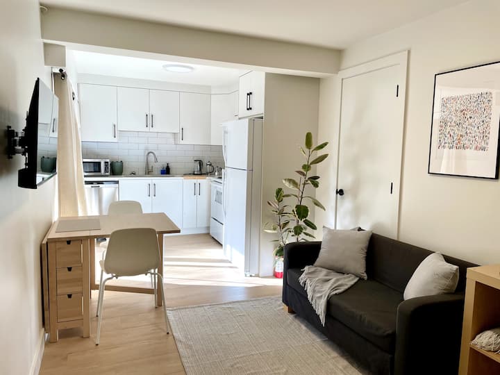 3 Bedrooms. Great Location, Fully Renovated. - Burnaby