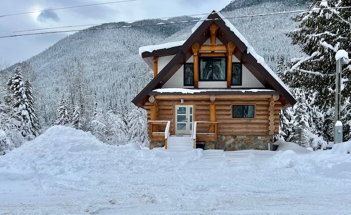Douglas Fir Retreat | Mtn Views + Expansive Deck - Sunshine Valley