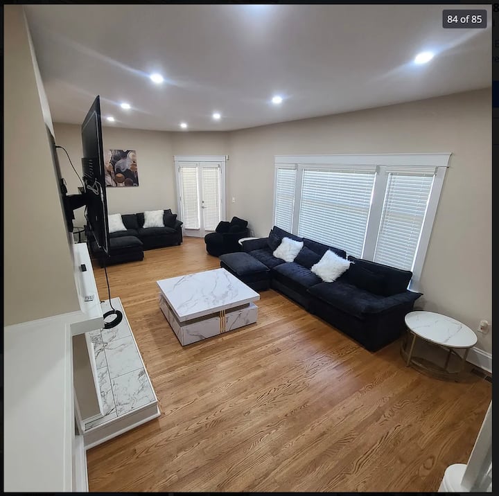 Nice Home Via Cultural Gardens! - Cleveland, OH