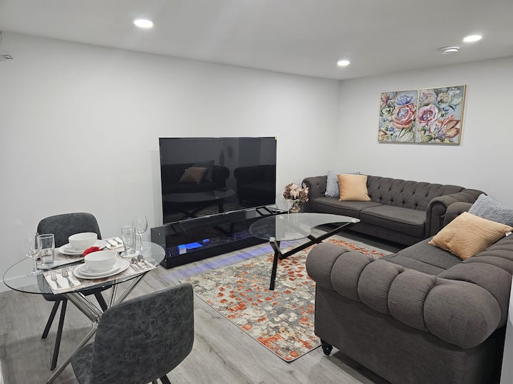 Contemporary Two Bedroom Basement Suite - Edmonton, Canada