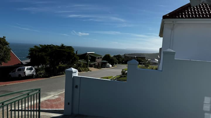 Large Bungalow By The Sea - Herolds Bay