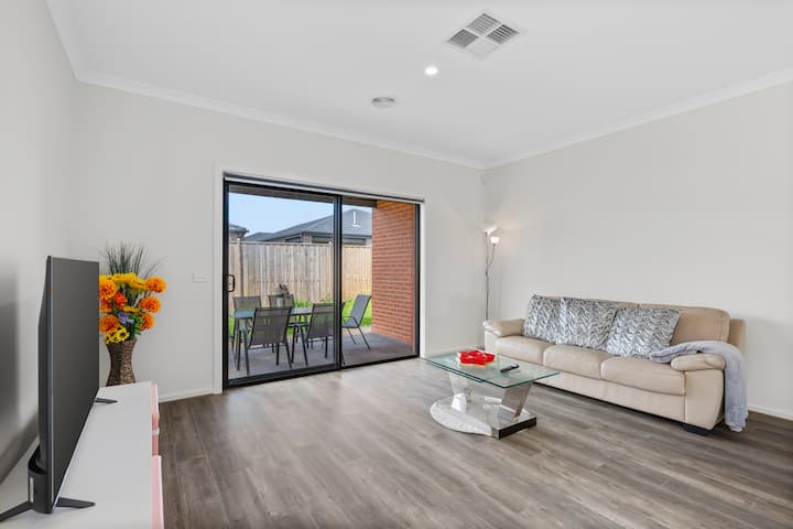 30% Off 4bedder 2bath 1 Study 2 Living 2 Parking - Cranbourne