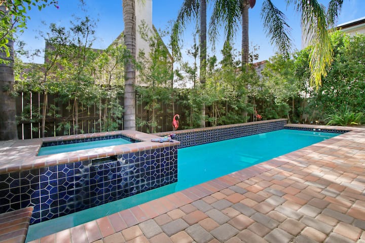 Velvet And Brass Cozy Poolside Retreat - San Fernando, CA
