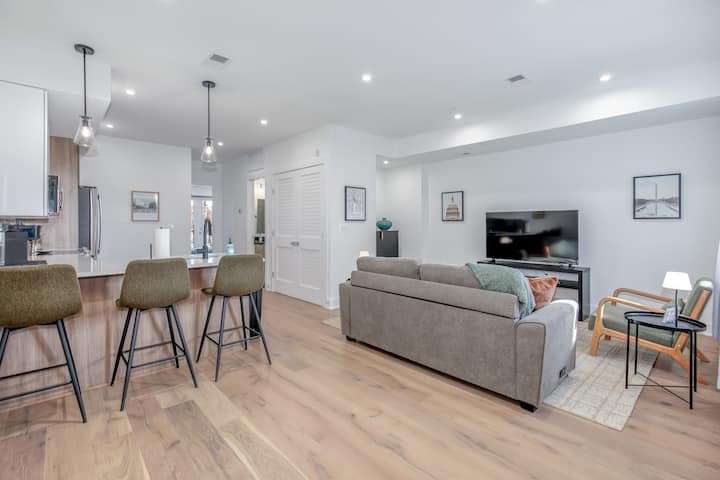 2 Bedroom Unit W/ Balcony - Capitol Hill! - Washington Navy Yard, DC