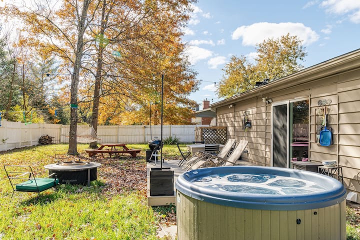 The Meyer: Spacious Family Home With Hot Tub - New Paltz, NY