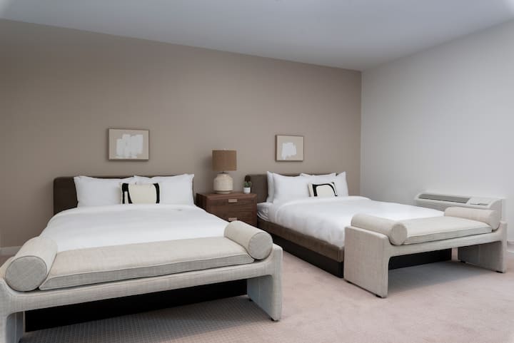 Boardwalk Hotel By Kasa | Double Queen Kitchenette - Lake Anna, VA