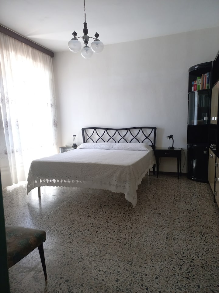 Is Brebus: Stanze In Casa Antica - Iglesias