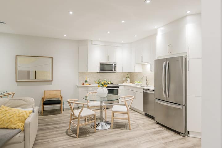 "Modern Glebe" 5-star 2-bdrm W/parking, Porch, Bbq - Ottawa