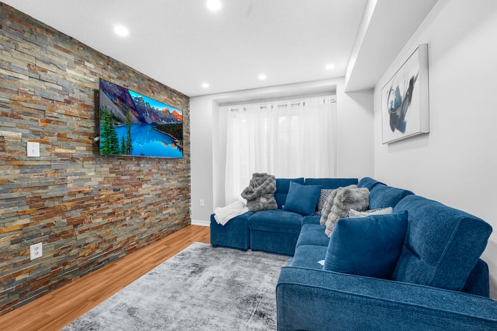 Chic 2br House, Newly Renovated, Central Spot - Ajax