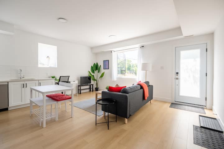 Bright 2 Bedroom Close To Transit - Toronto
