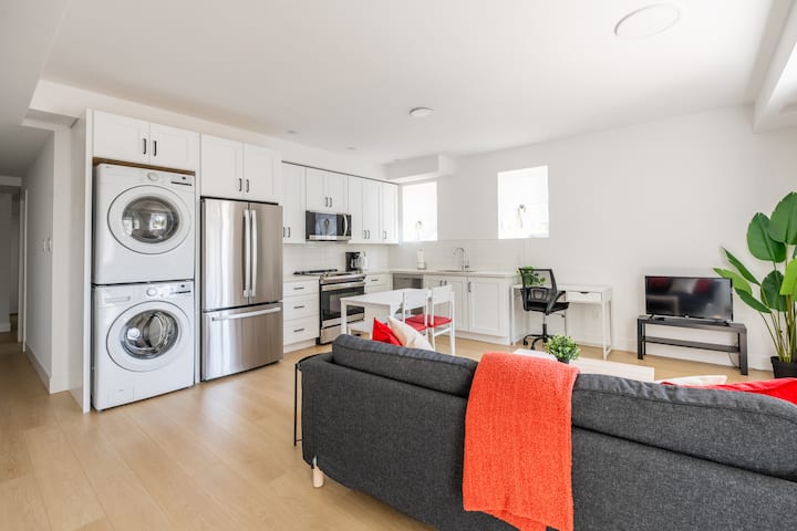Bright 2 Bedroom Close To Transit - Toronto, ON