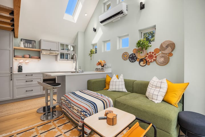 Cabin Vibes Guesthouse W/ Loft & Garage - Seattle, WA