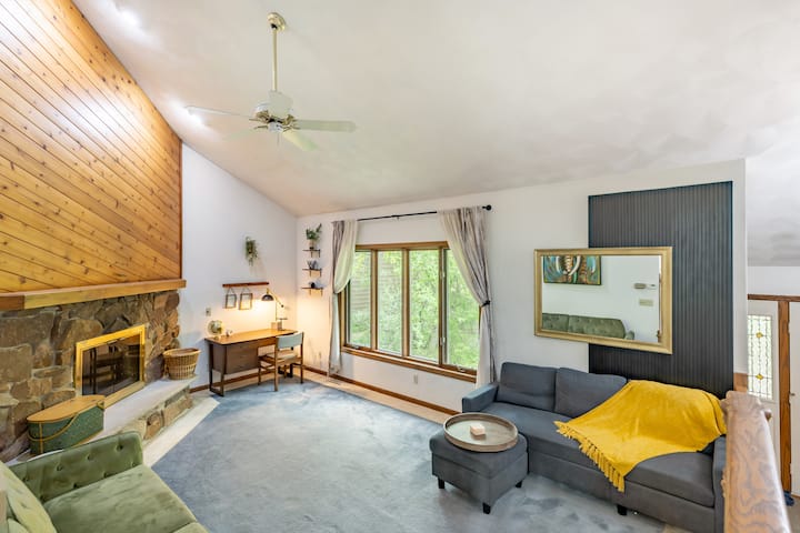Spacious 3br Home W/ 3-car Garage & Fiber Wi-fi - Marshall, WI