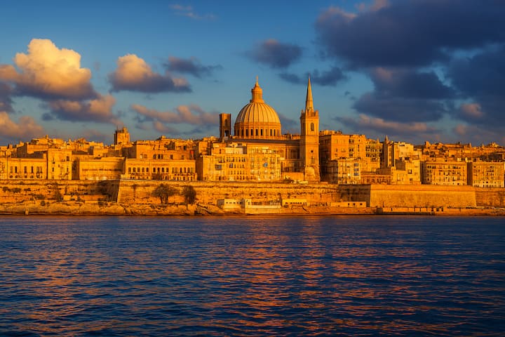 Sliema Central Seafront Townhouse, Valletta View - Valletta
