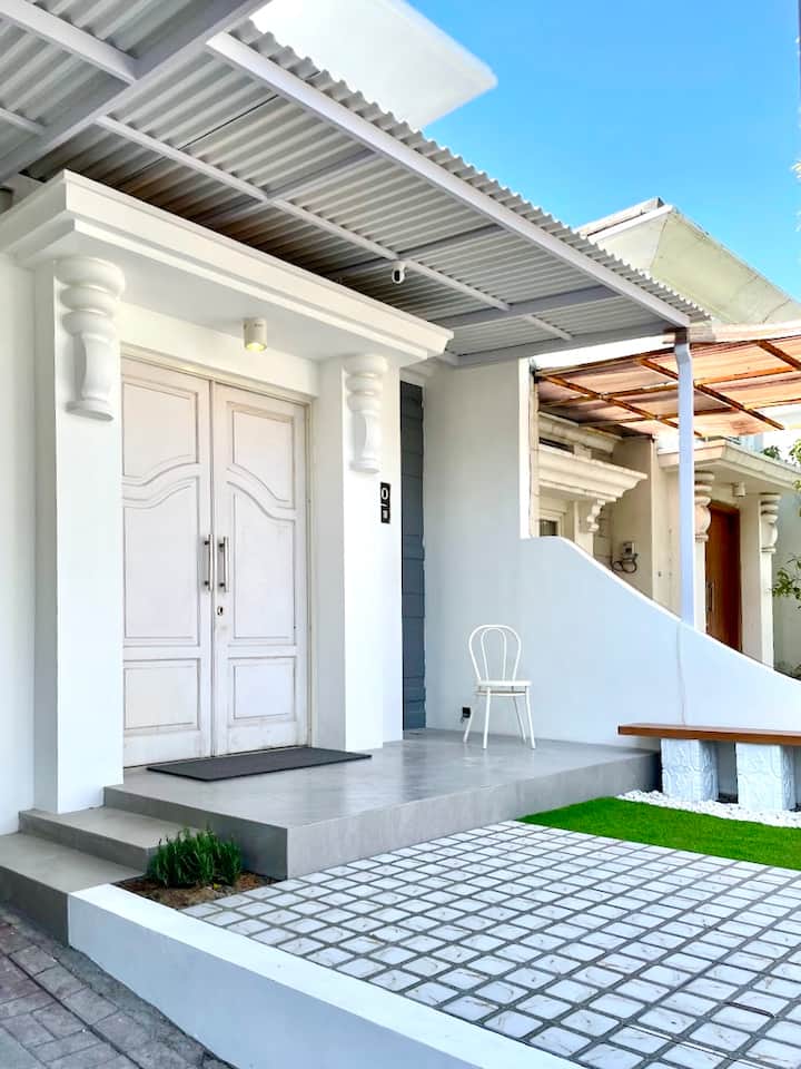 Homey Country House 2br@citraland Cluster Pc - Surabaya
