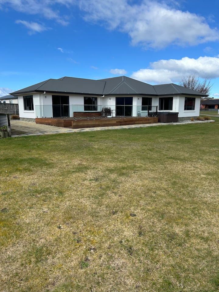 House Opening Onto Parkland With Mountain Views - Te Anau