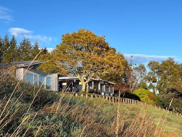 Hilltop Getaway, Ocean & Mountain Views - Brightwater