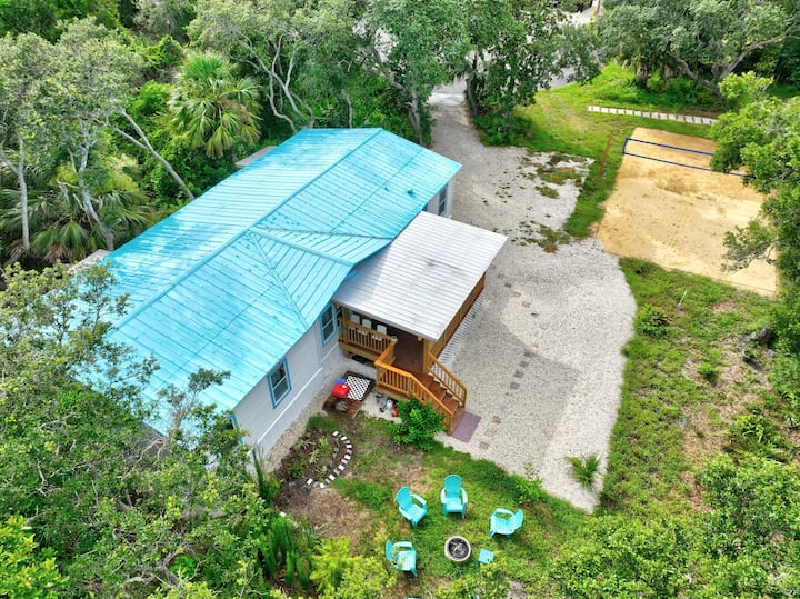 Tropical Getaway Steps From The Beach - Palm Coast