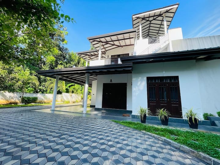 Cozy 2-bedroom Retreat With Beach Access - Mirissa