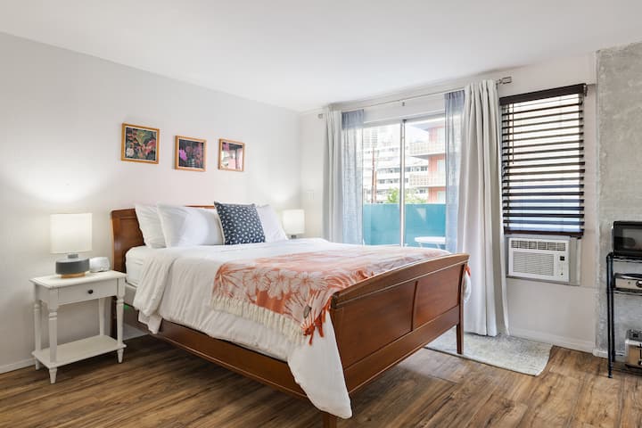 Sun & Surf Just 3 Mins To Beach! - Honolulu, HI