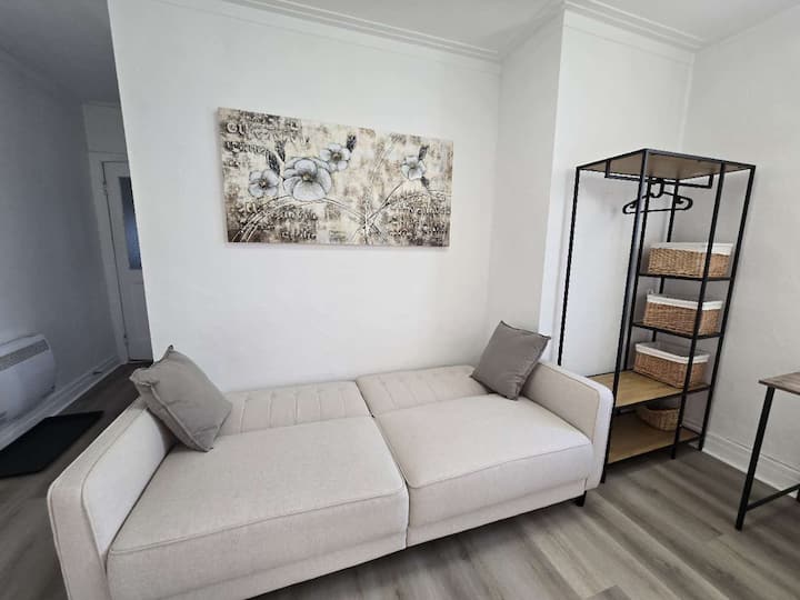 Entire Apt Wi-fi Parking/2 Min Mtl - Laval, Canada