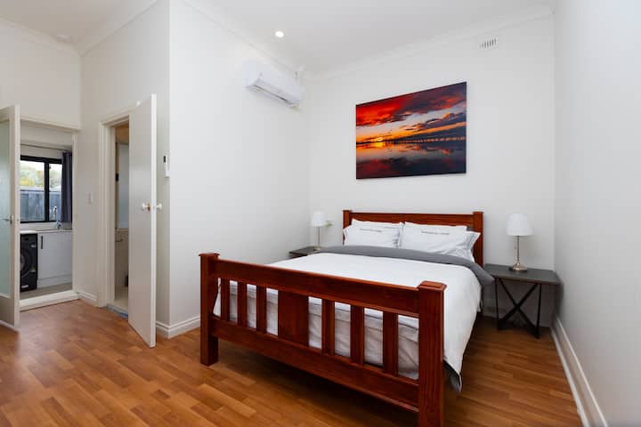 Glenelg North Studio; Qbed, 1tv - Glenelg