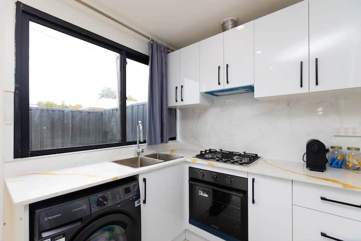 Glenelg North Studio; Qbed, 1tv - Glenelg