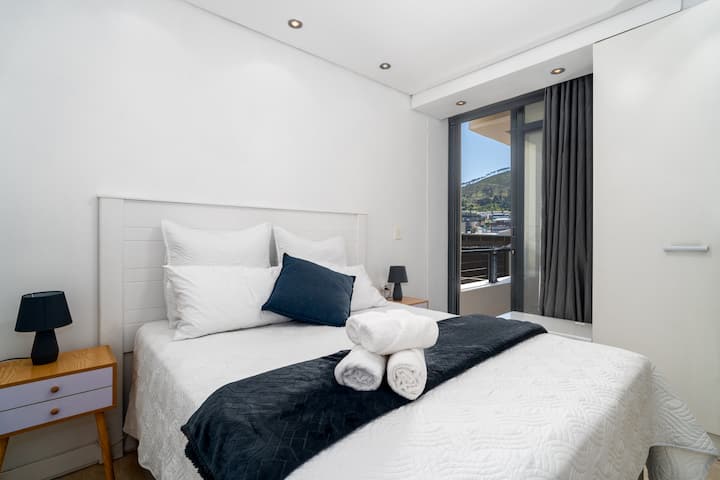 Spacious 1-bed With Balcony & Parking On Long Str - Kapstadt