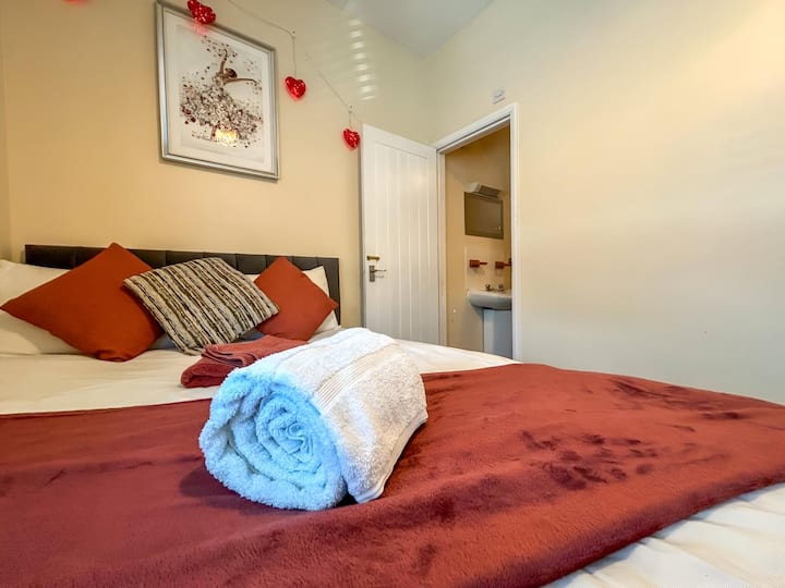 Sherry's 2 Bed Guest House - High Wycombe