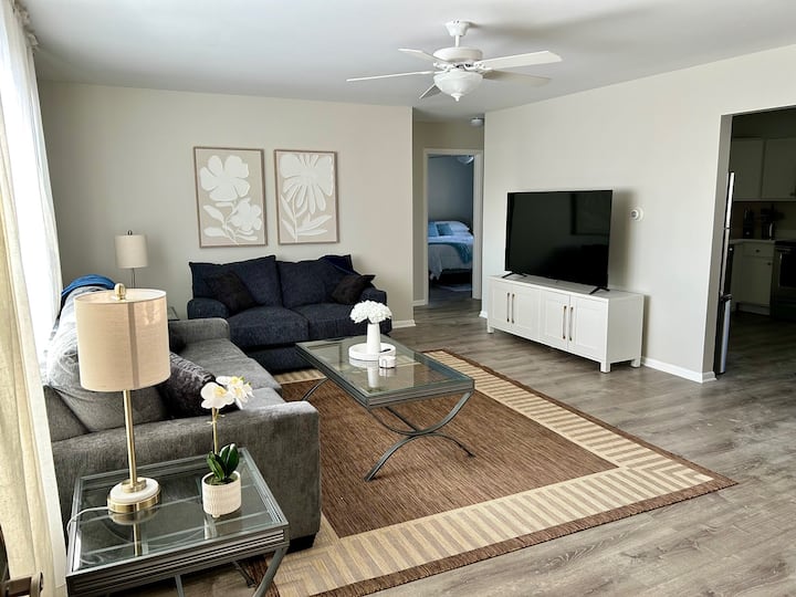 New Updated Apt 1/2 Mile To Downtown Libertyville! - Libertyville, IL