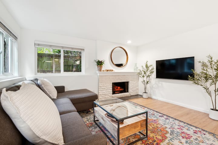 Full Kitchen, Clean, Spacious, Wifi, Parking & W/d - Seattle