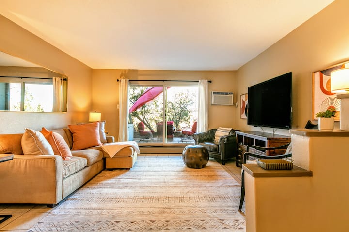 Tranquil Hidden Gem: Tree-lined Patio, Gym, Pool - Santa Fe